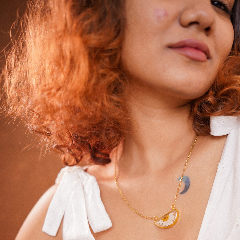 Half Circle Daisy Necklace – The Botanic Store